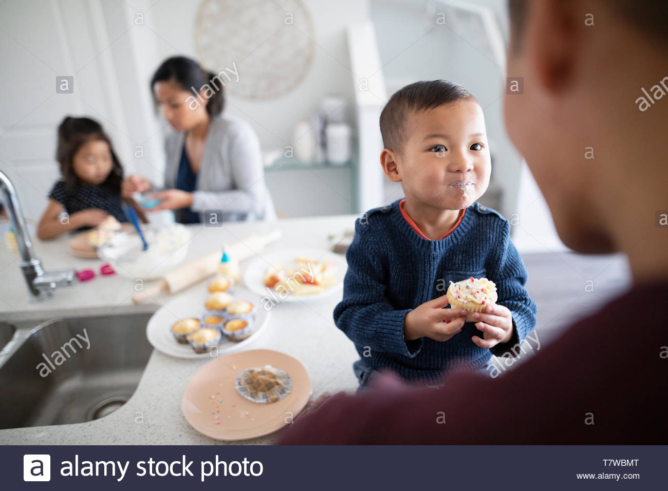 Children watching parents drink hi-res stock photography and images - Alamy