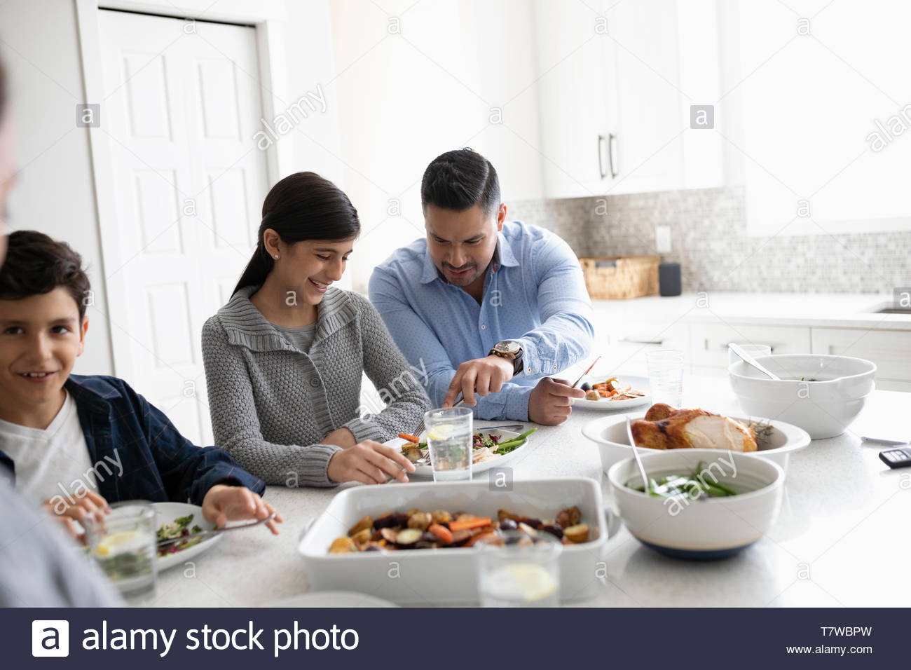 Family modern kitchen hi-res stock photography and images - Alamy