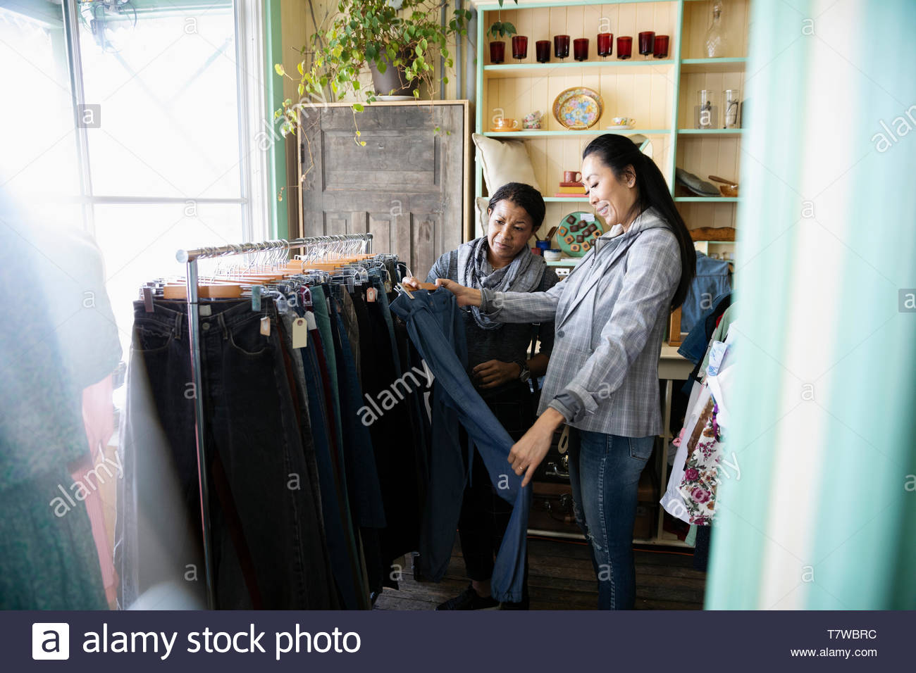 Jeans shopping woman hi-res stock photography and images - Alamy