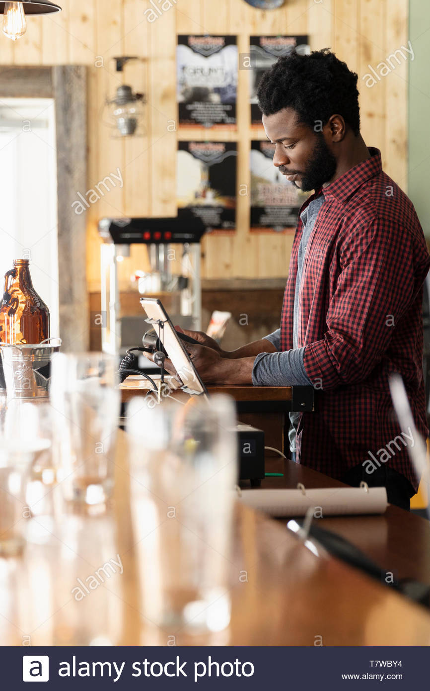 Man cash register hi-res stock photography and images - Alamy