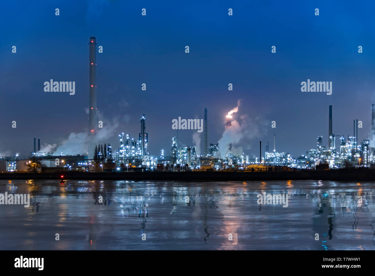 Petroleum refineries hi-res stock photography and images - Alamy