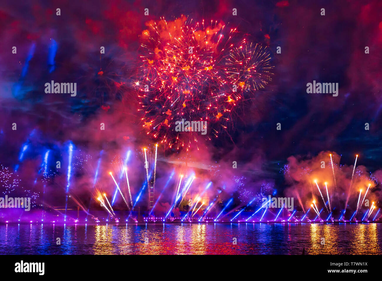 Scarlet graduation hi-res stock photography and images - Alamy