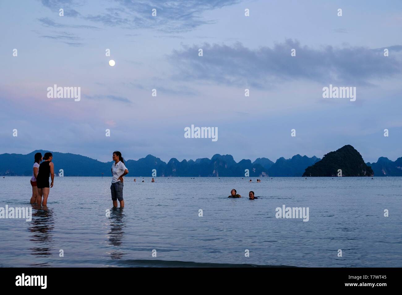 Vietnam, Ha Long bay listed as World Heritage by UNESCO, Van Don island ...