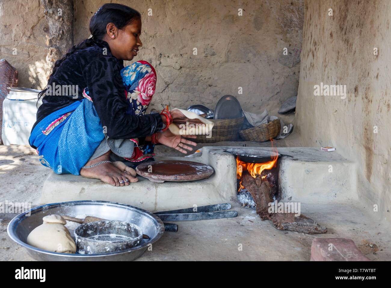 India, Madhya Pradesh, Orchha, woman cooking chapati Stock Photo - Alamy
