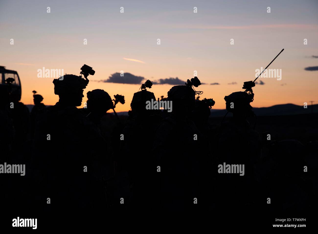 Australian army night vision combat hi-res stock photography and images ...