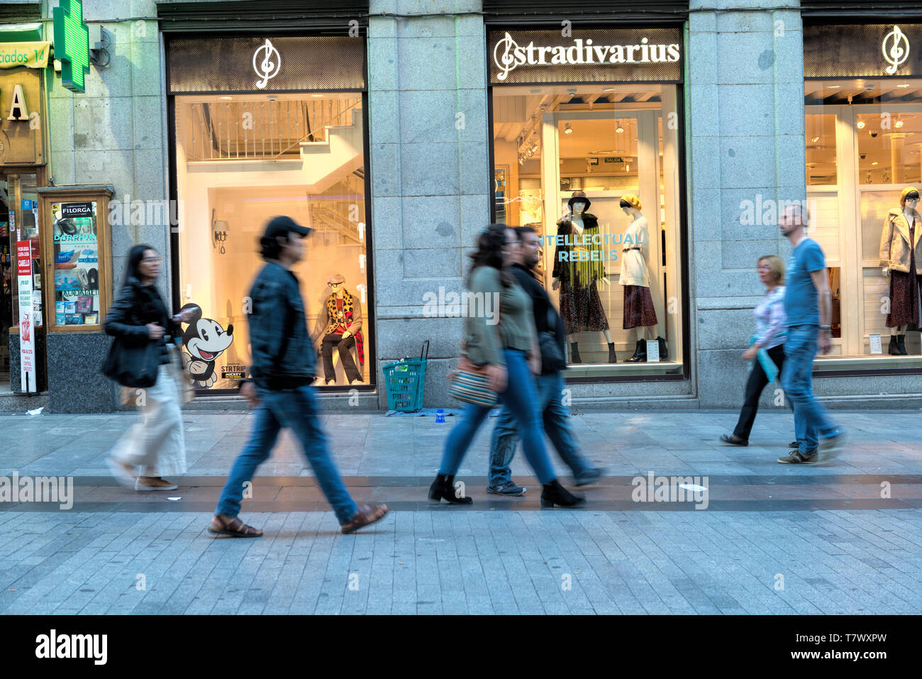 Crowded busy high street shoppers hi-res stock photography and images ...