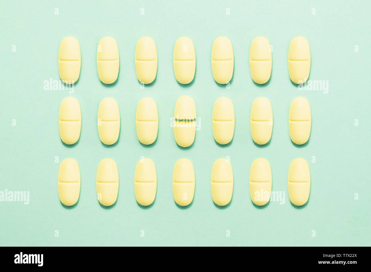 Pill broken in half hi-res stock photography and images - Alamy