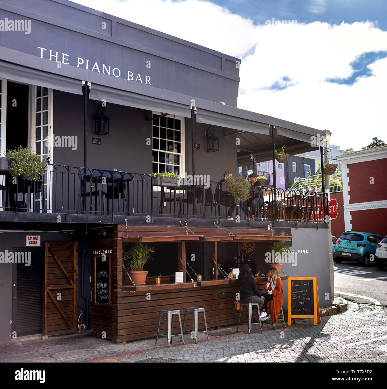 Streetside view hi-res stock photography and images - Alamy