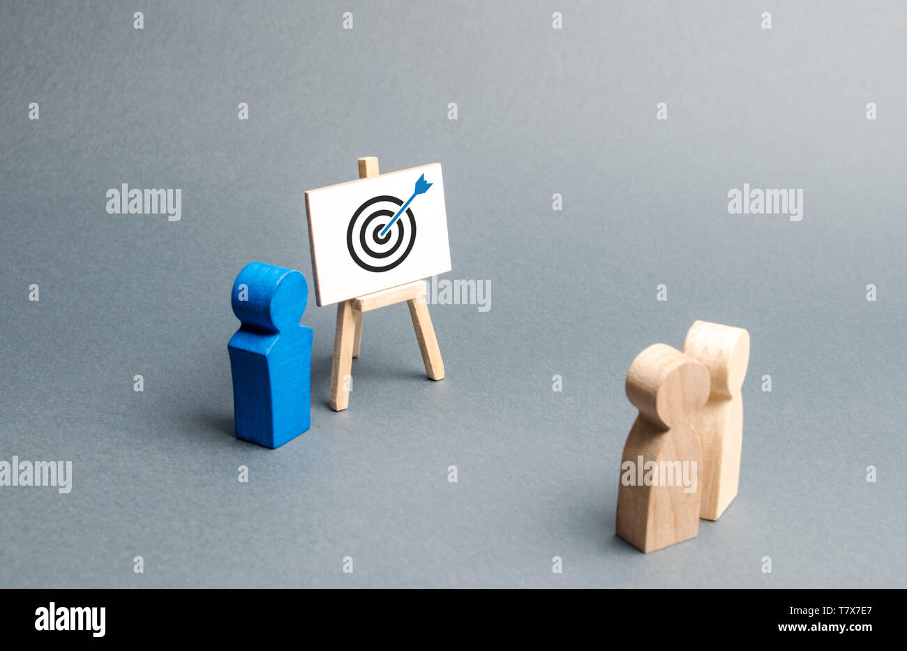 The leader explains employee tactics of advertising targeting. Training ...