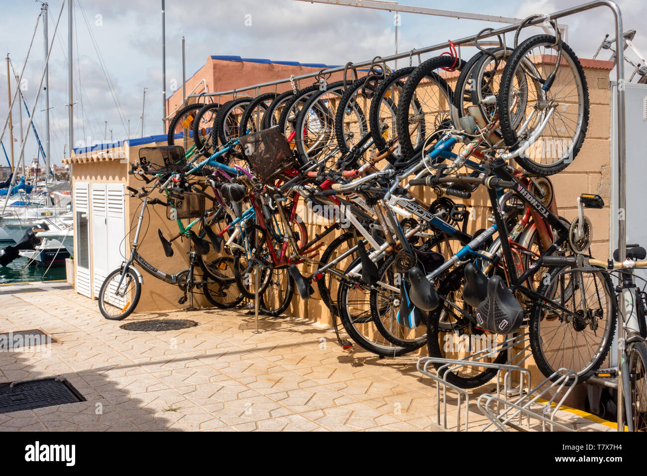 Bike rack full of bikes Stock Photo - Alamy