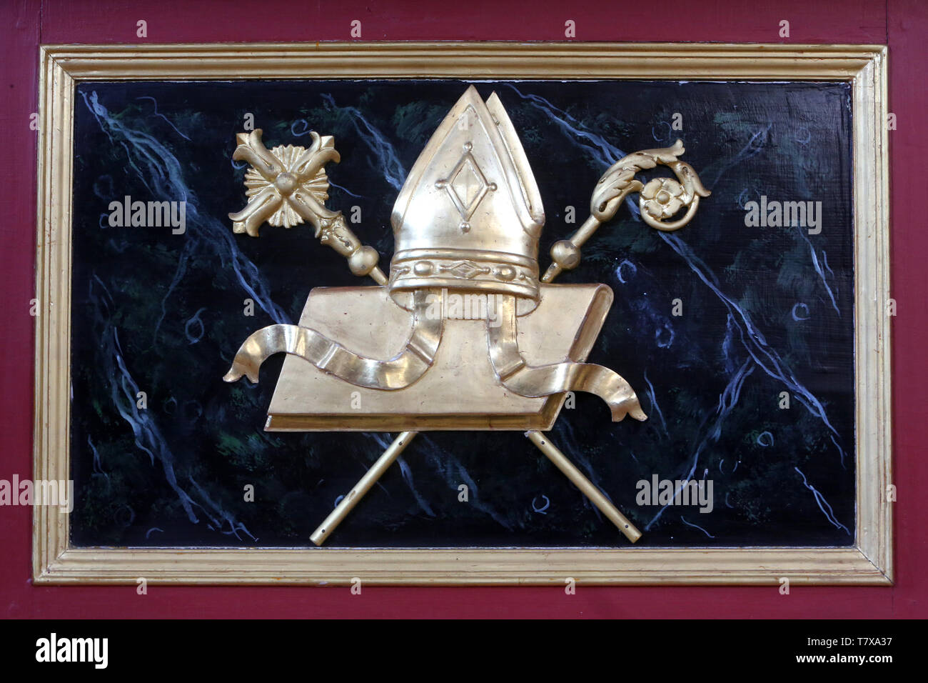 Symboles de l'évêque : mitre, croix, crosse et évangile. Eglise Saint ...