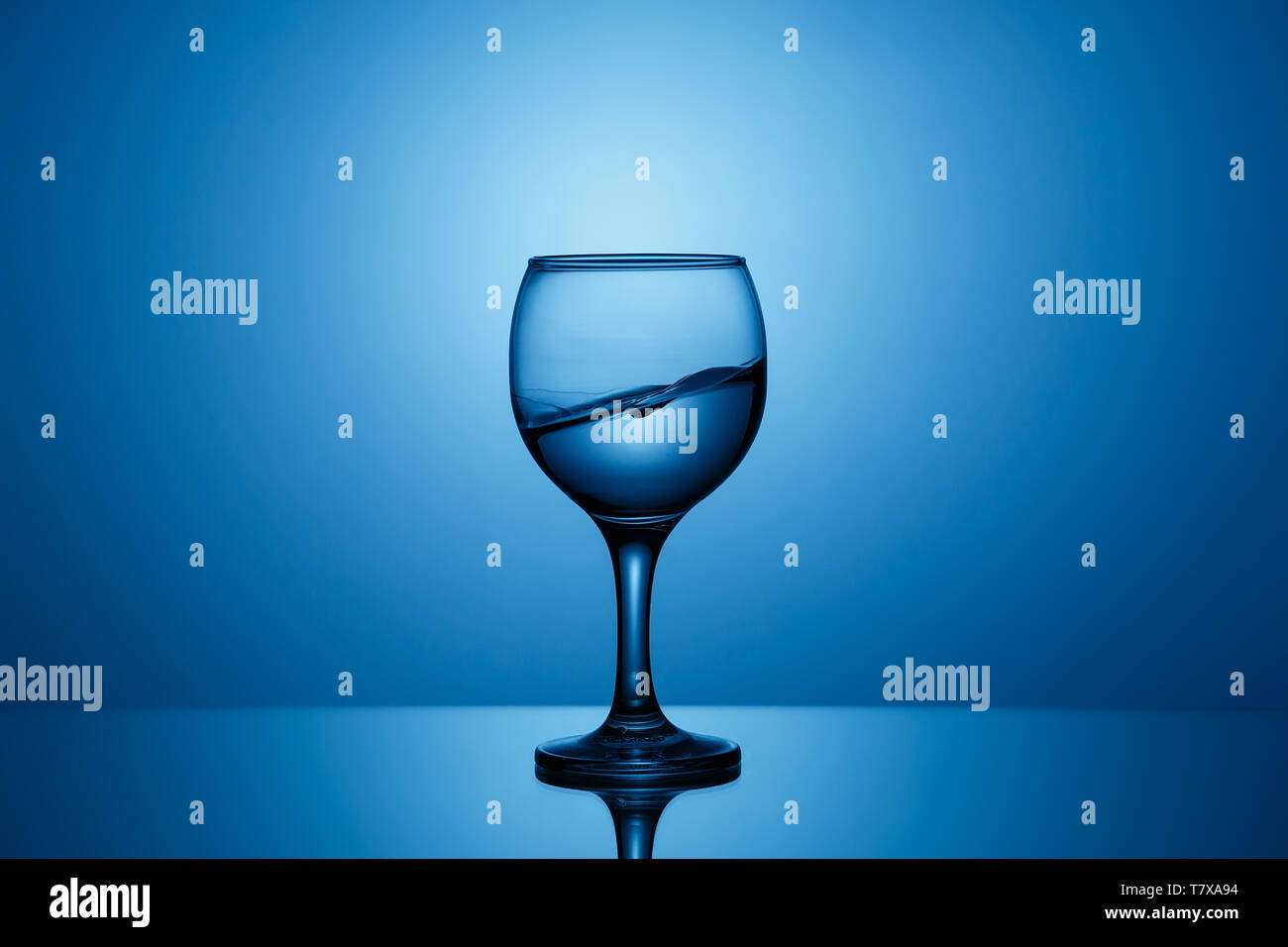 Water glass splash hi-res stock photography and images - Alamy