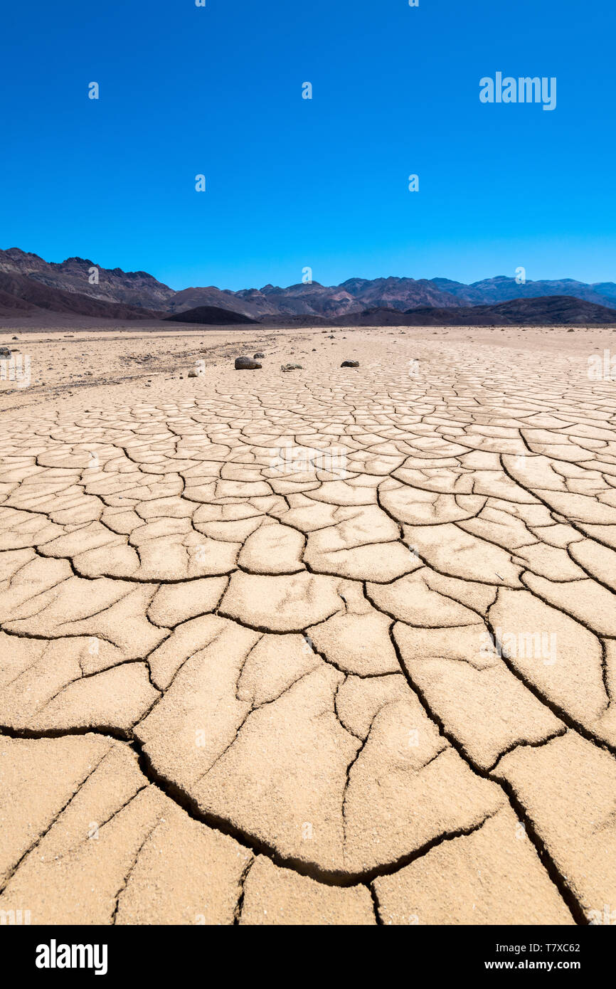 Cracked desert floor, sun hi-res stock photography and images - Alamy