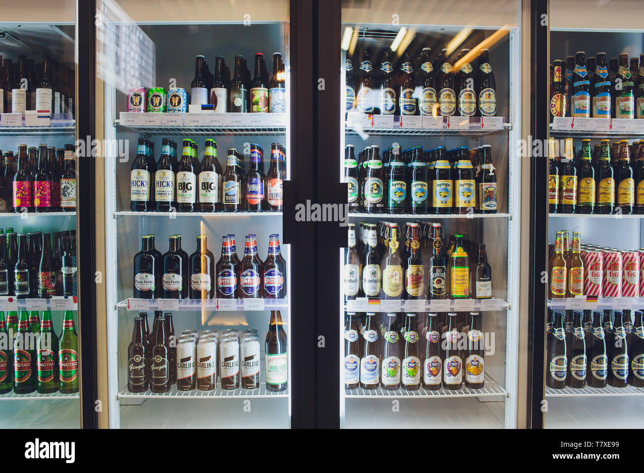 Aisle beer display grocery hi-res stock photography and images - Alamy