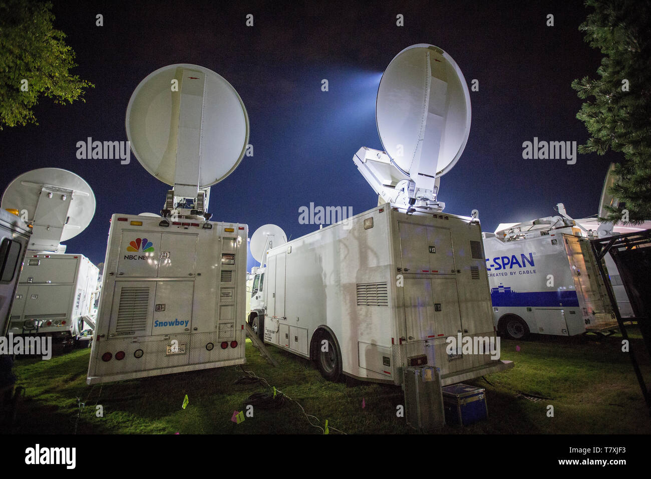 Satellite trucks hi-res stock photography and images - Alamy