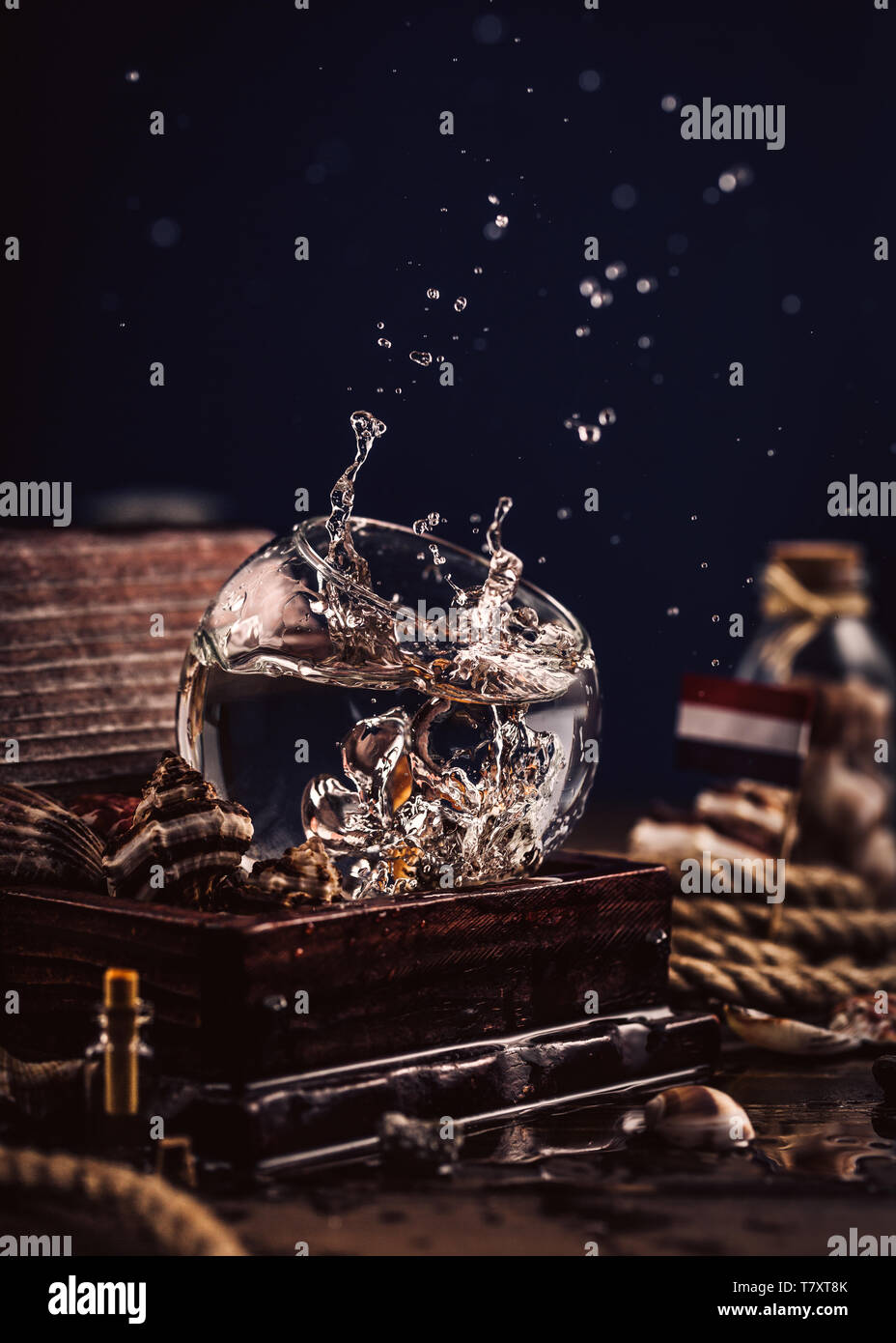 Dark shell splash hi-res stock photography and images - Alamy