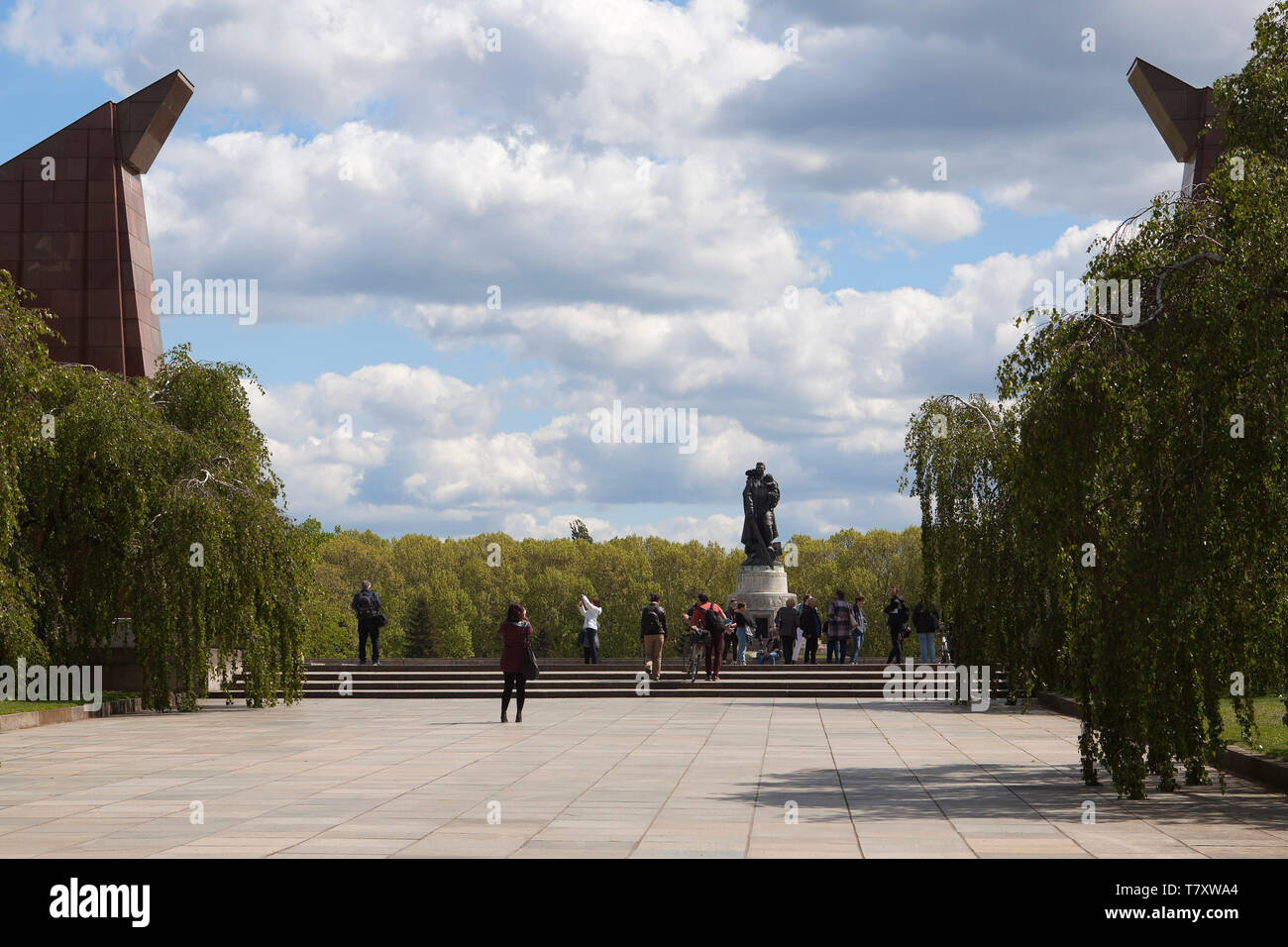 Soviet War Memorial, war memorial and military cemetery in Berlin's ...