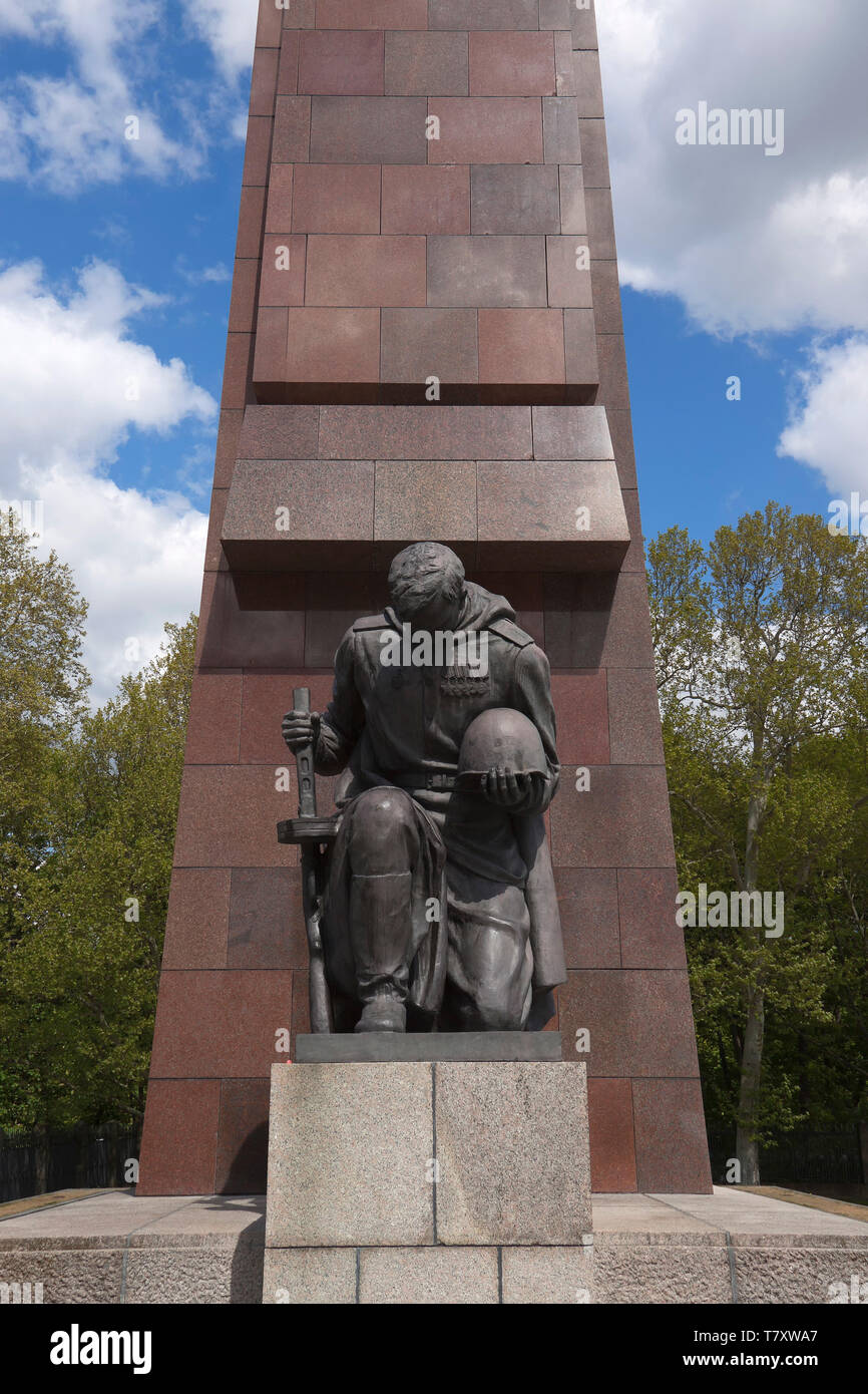 Soviet War Memorial, war memorial and military cemetery in Berlin's ...