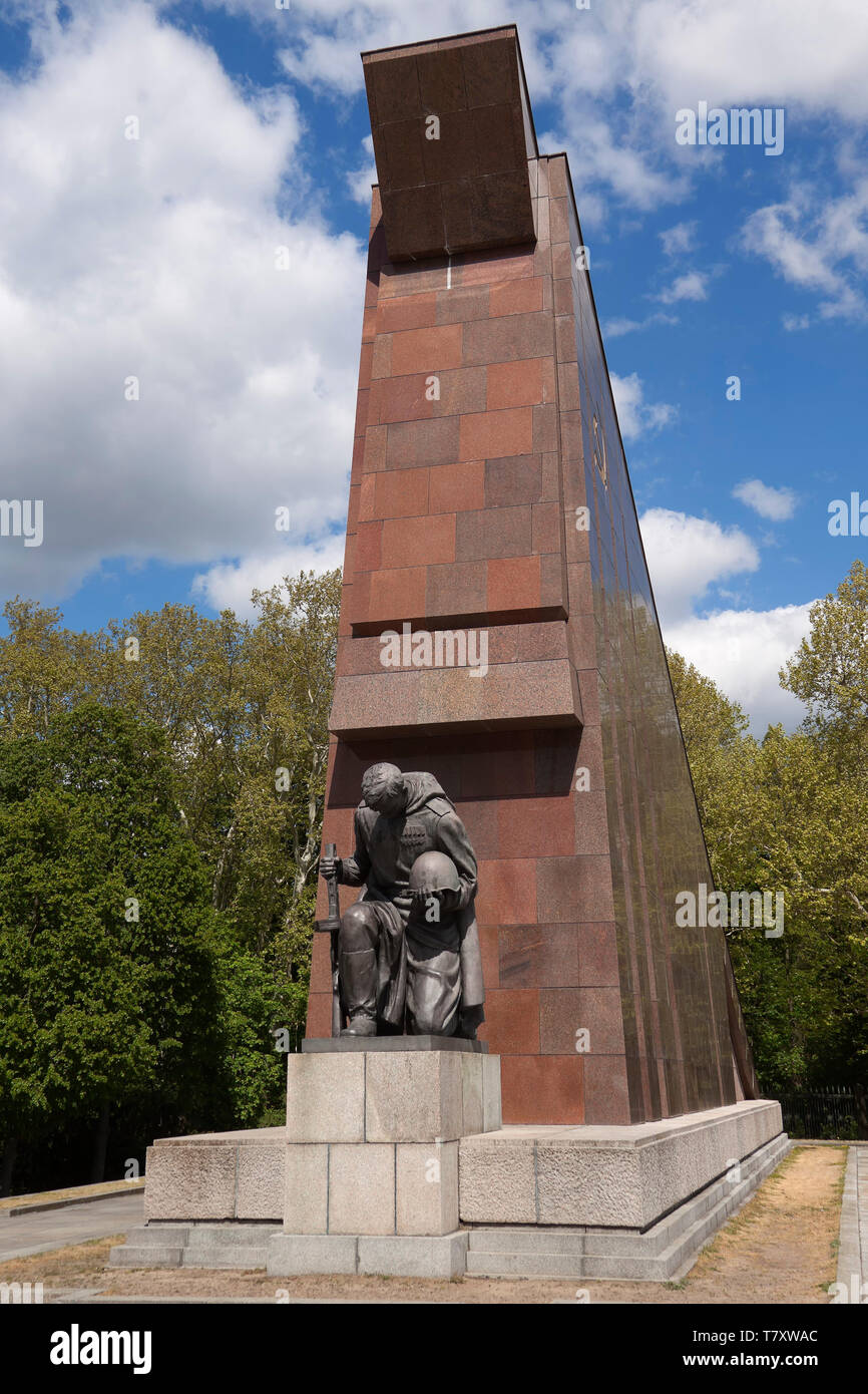Soviet War Memorial, war memorial and military cemetery in Berlin's ...