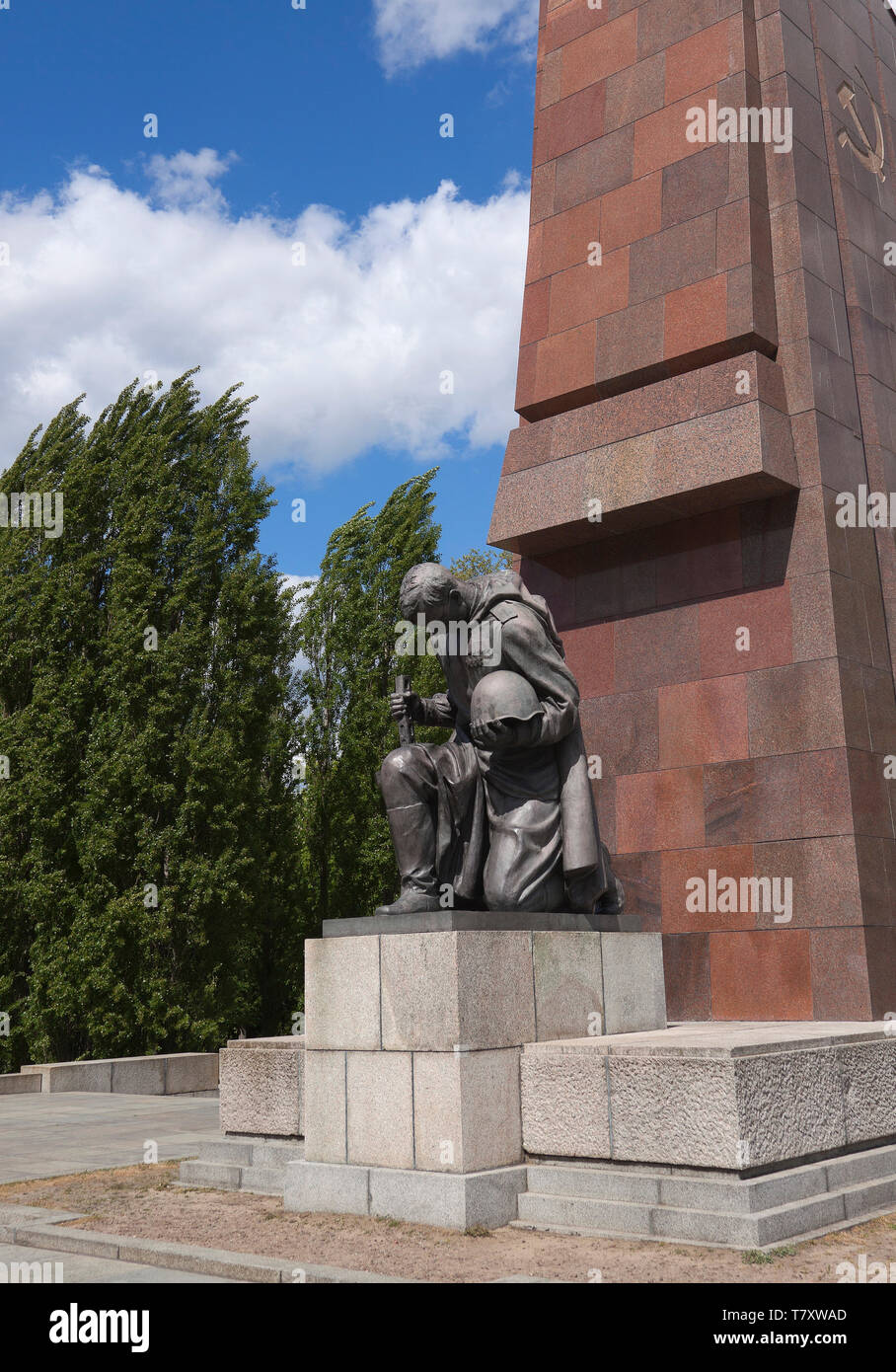Soviet War Memorial, war memorial and military cemetery in Berlin's ...