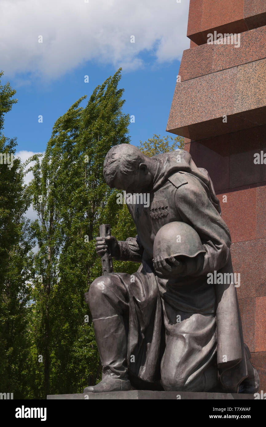 Soviet War Memorial, war memorial and military cemetery in Berlin's ...