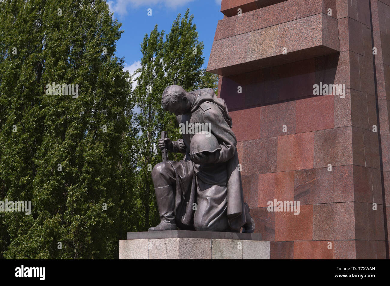Soviet War Memorial, war memorial and military cemetery in Berlin's ...