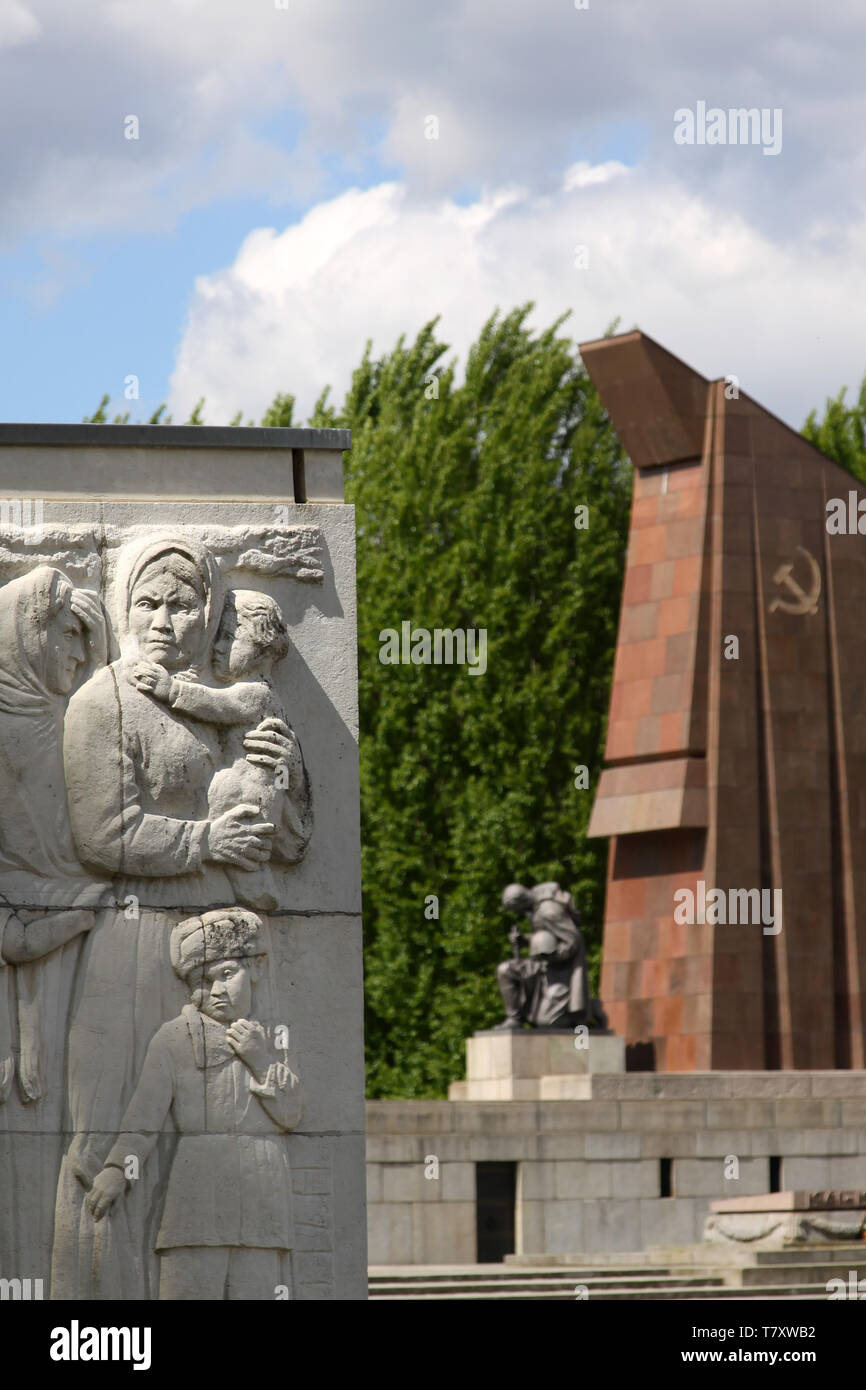 Soviet War Memorial, war memorial and military cemetery in Berlin's ...