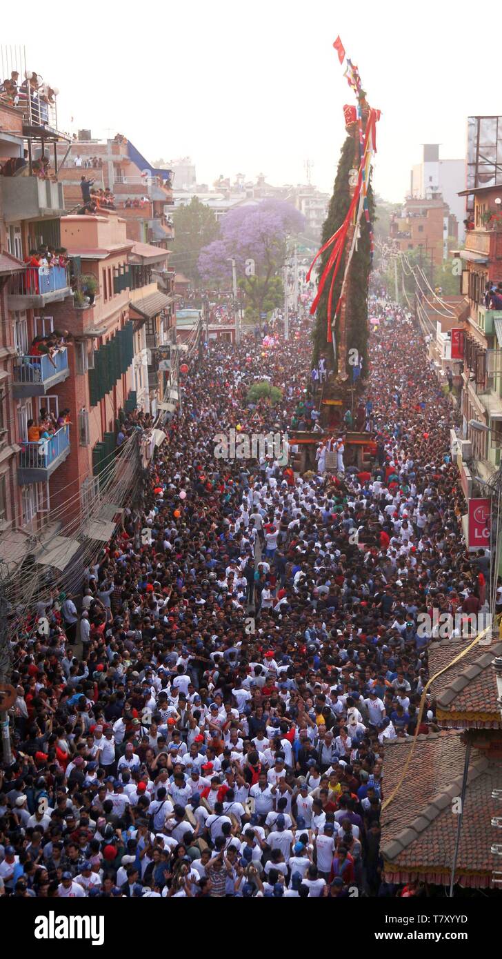 Lalitpur, Nepal. 08th May, 2019. Devotees pull the chariot of Rato ...
