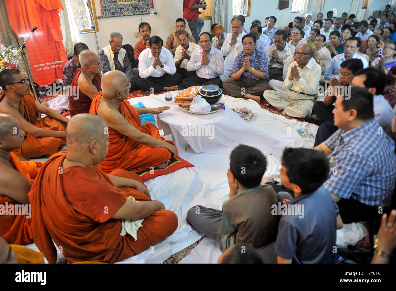 Bangladesh 9 March, 2019. The prayers praying at Dhormorazik Buddha ...