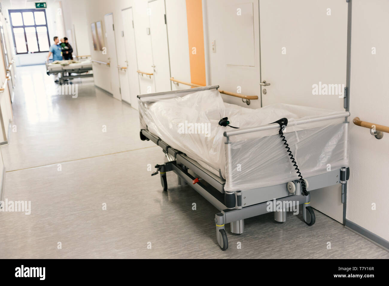A white covered empty bed on a hospital floor Stock Photo - Alamy