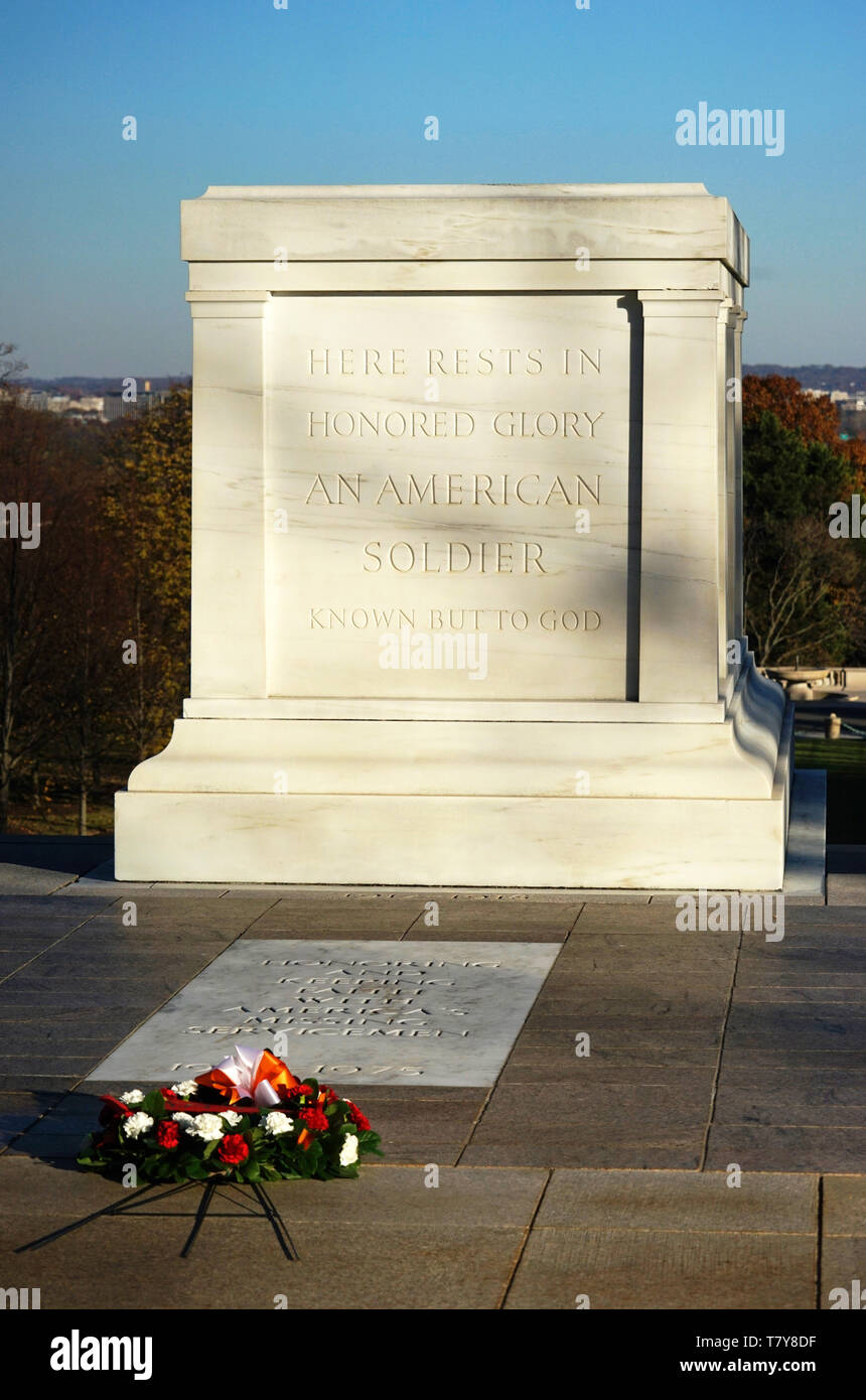 Tomb of the Unknown Soldier in Arlington National Cemetery. Arlington ...