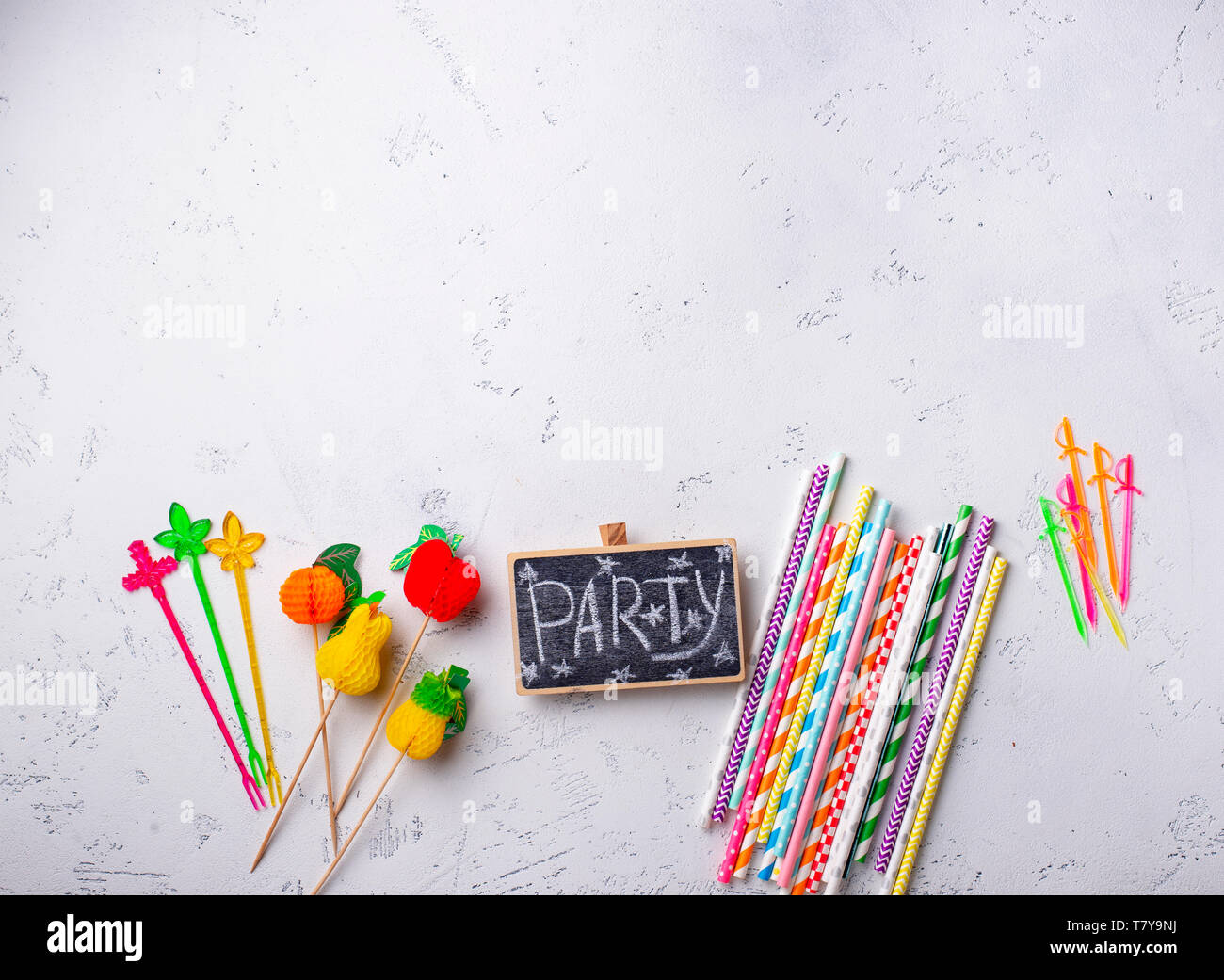 Colour paper straws hi-res stock photography and images - Alamy