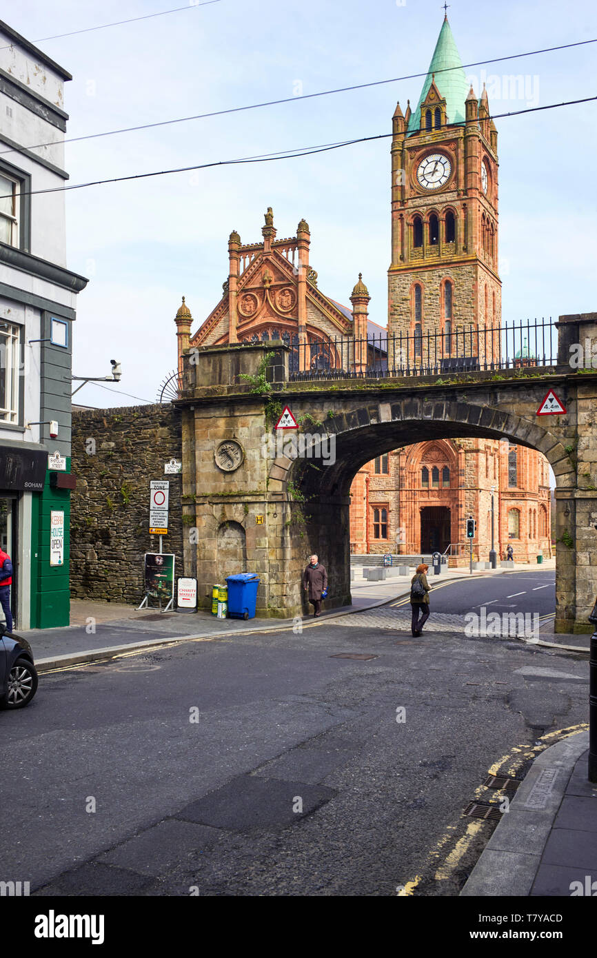 Street and gate derry hi-res stock photography and images - Alamy