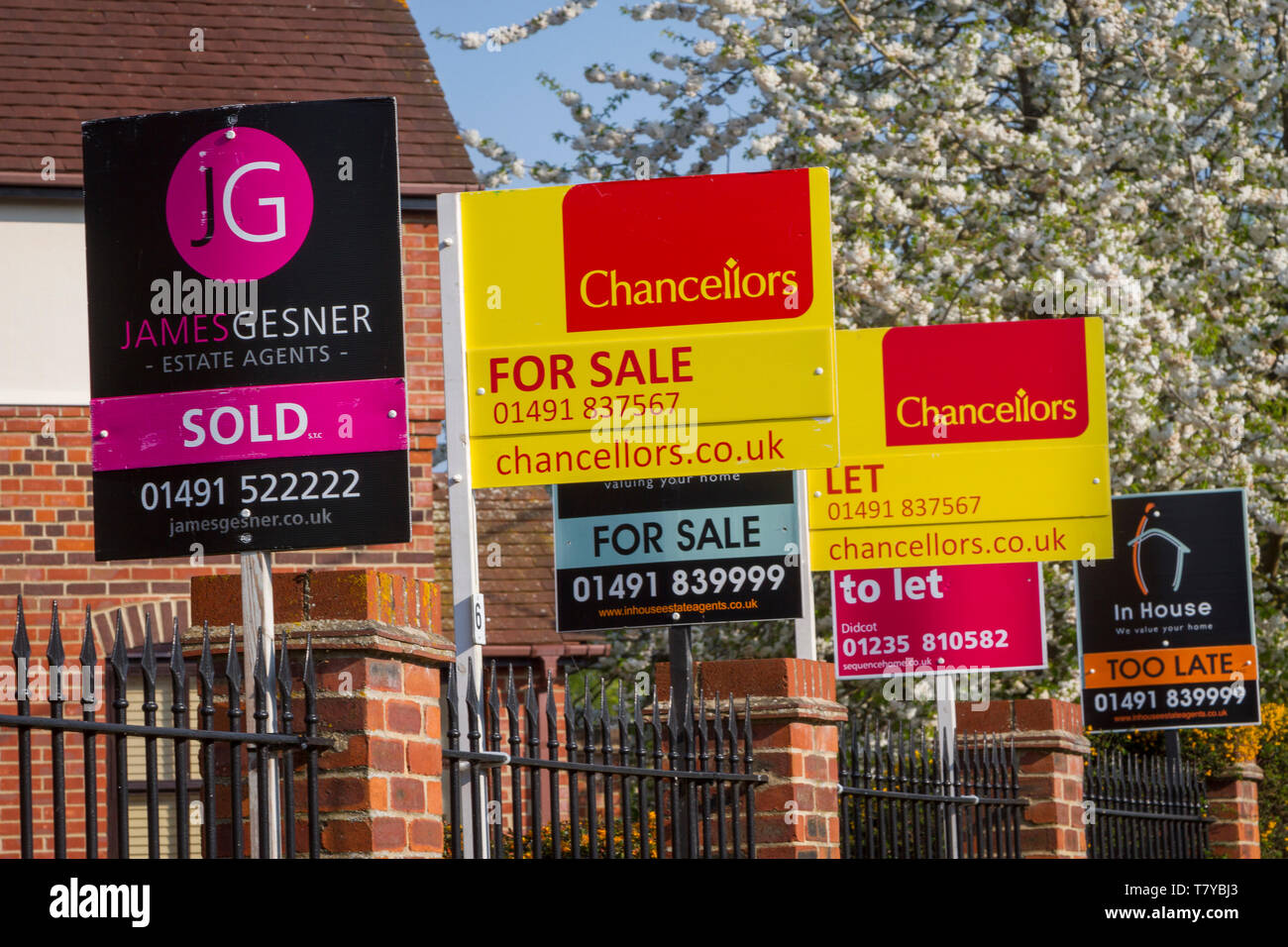 Estate agents signs hi-res stock photography and images - Alamy