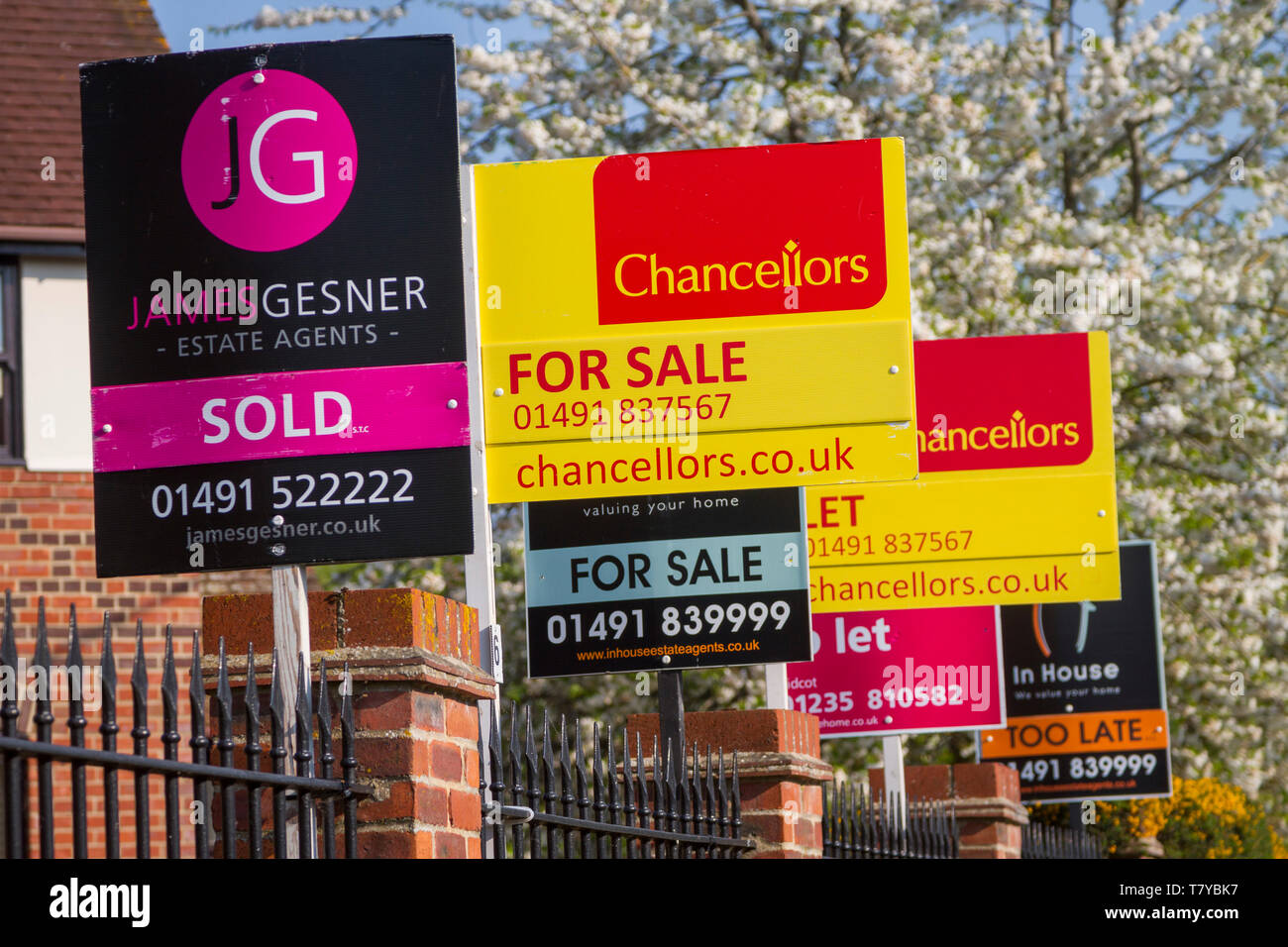 Let sale signs hi-res stock photography and images - Alamy