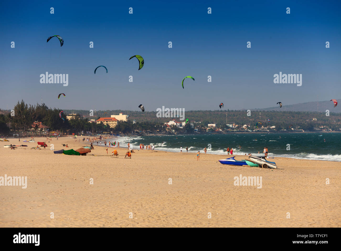 Kites surf on the beach in front of Saigon Mui Ne Resort, Mui ne ...