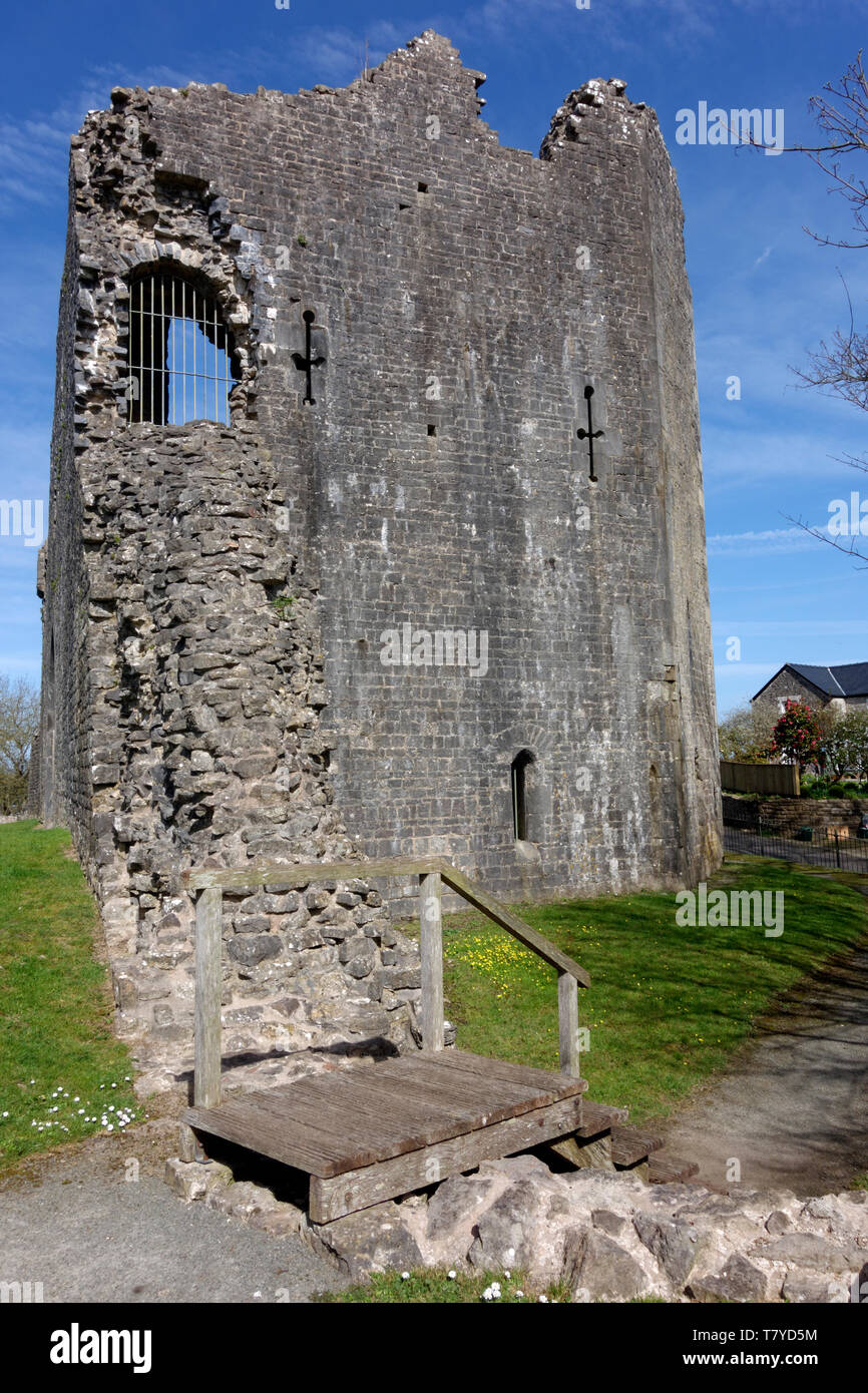 St quentins castle ruins hi-res stock photography and images - Alamy