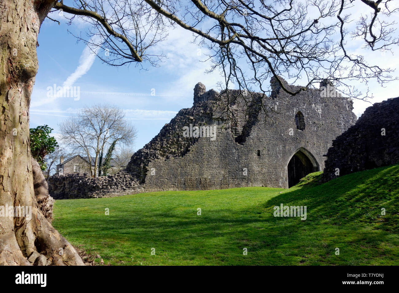 St quentins castle ruins hi-res stock photography and images - Alamy