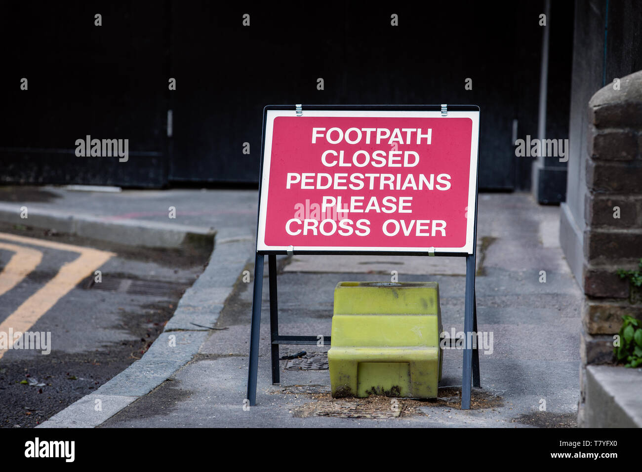 Please use walkway sign hi-res stock photography and images - Alamy
