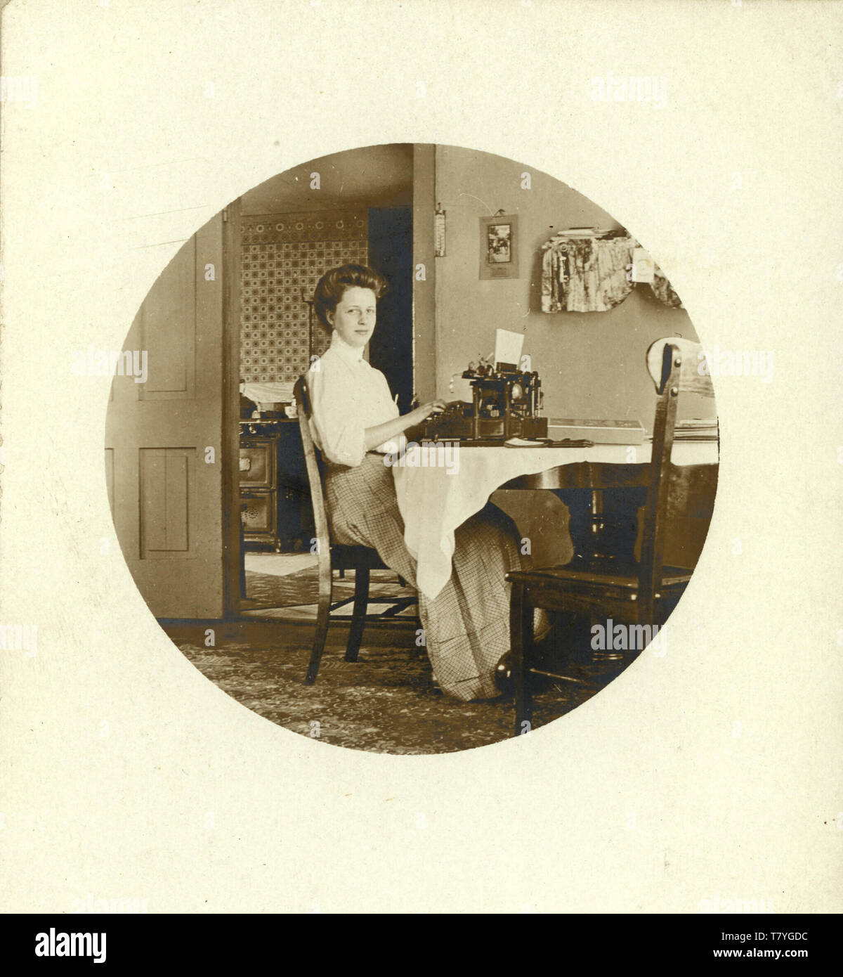 Women work 1910 home hi-res stock photography and images - Alamy