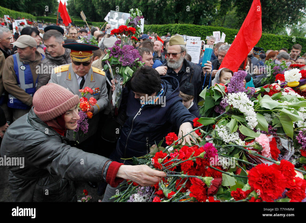 People seen laying flowers to the Tomb of the Unknown Soldier during ...