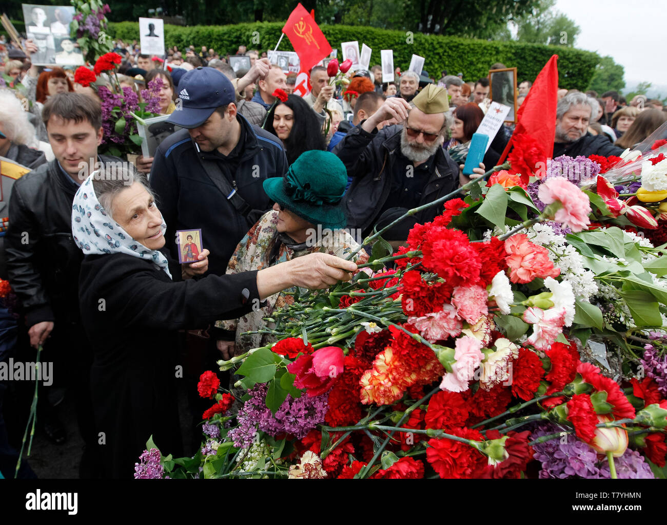 People seen laying flowers to the Tomb of the Unknown Soldier during ...