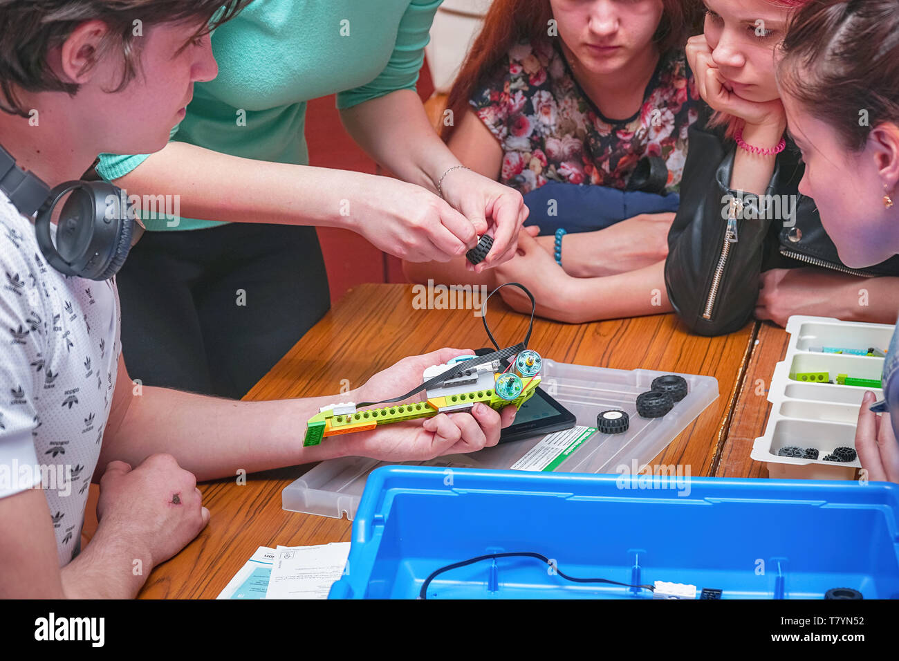 Students design machine robots using Lego Stock Photo - Alamy