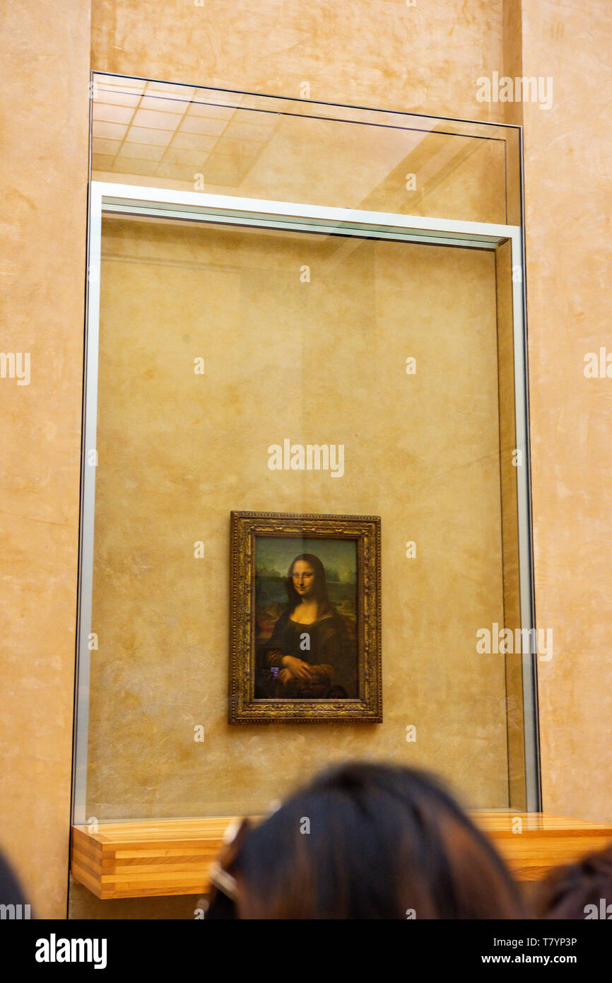 Louvre Museum Visitors Taking Pictures of Leonardo da Vinci's Mona Lisa ...