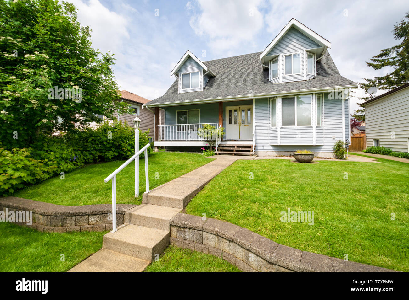House and pathway hi-res stock photography and images - Alamy