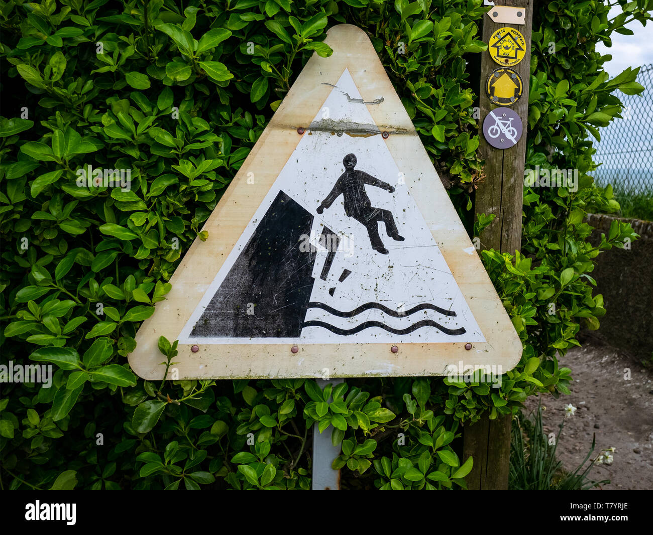 Danger cliff edge sign in dover hi-res stock photography and images - Alamy