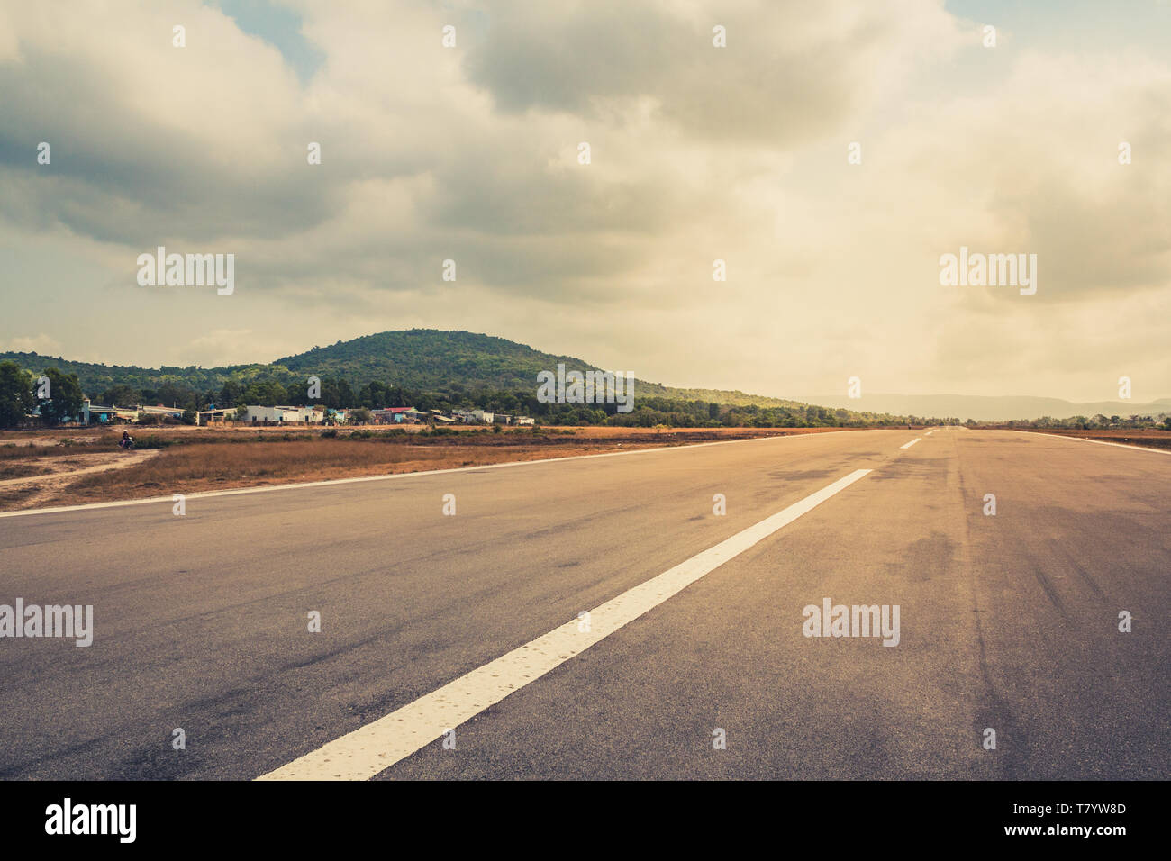 Empty airfield hi-res stock photography and images - Alamy
