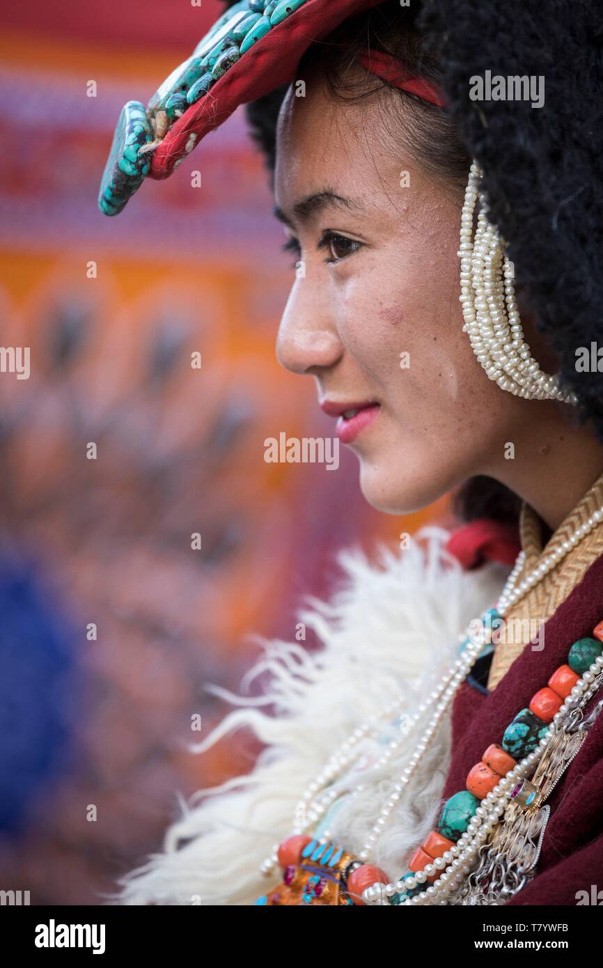 Ladakhi woman wearing traditional ladakhi hi-res stock photography and ...