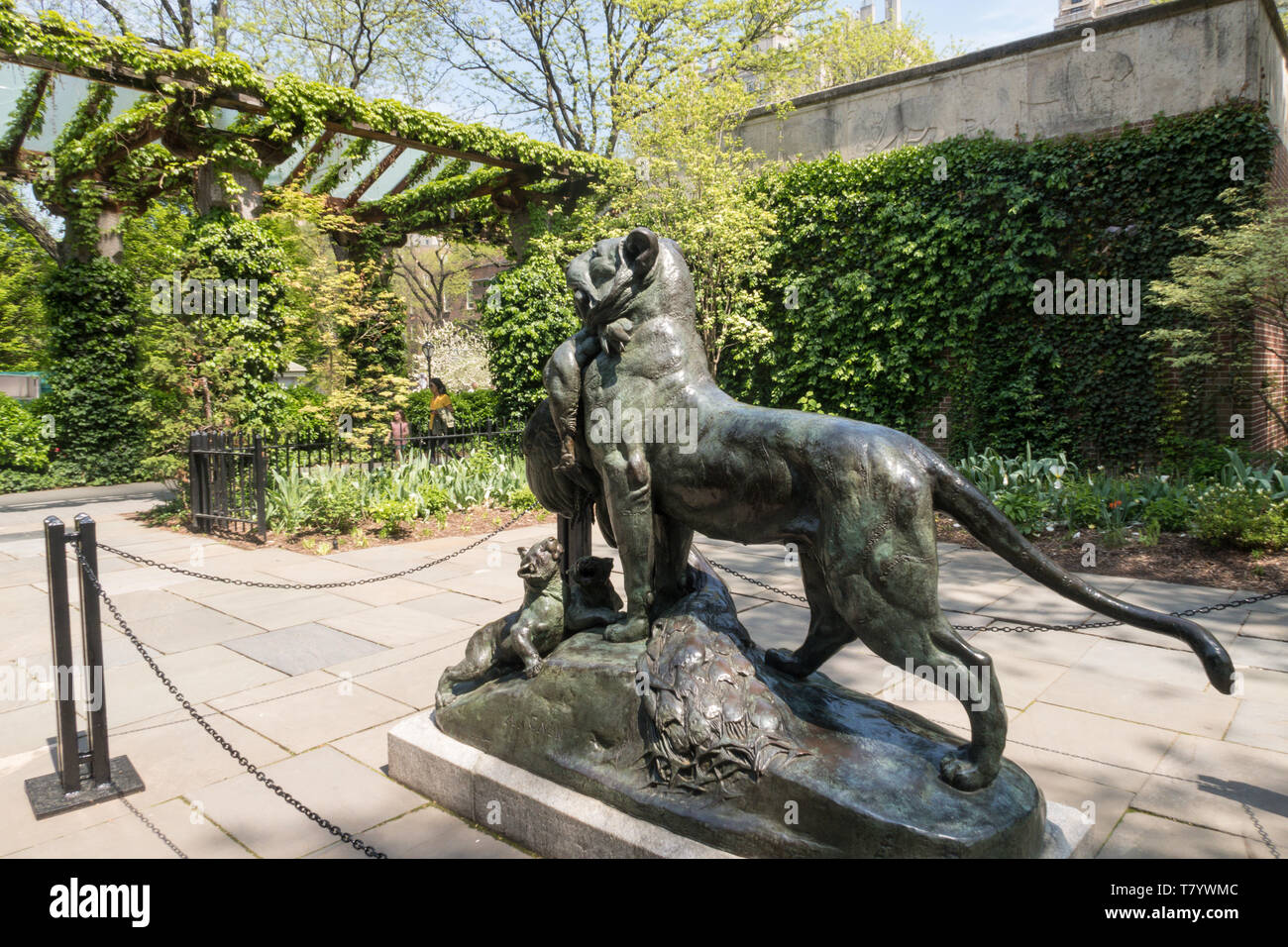 Animal statue at zoo hi-res stock photography and images - Alamy