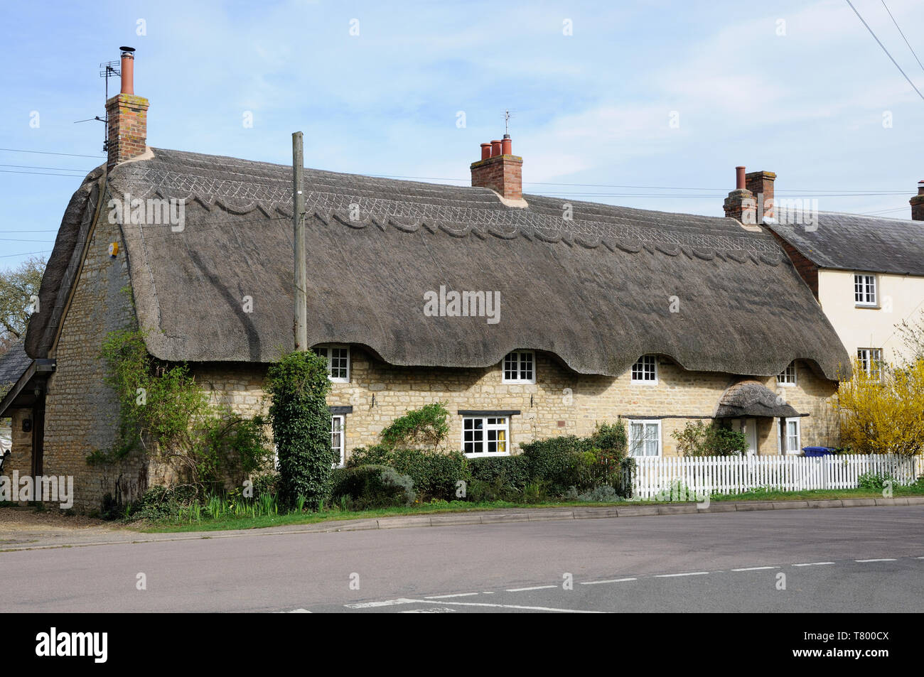English thatch cottage hi-res stock photography and images - Alamy